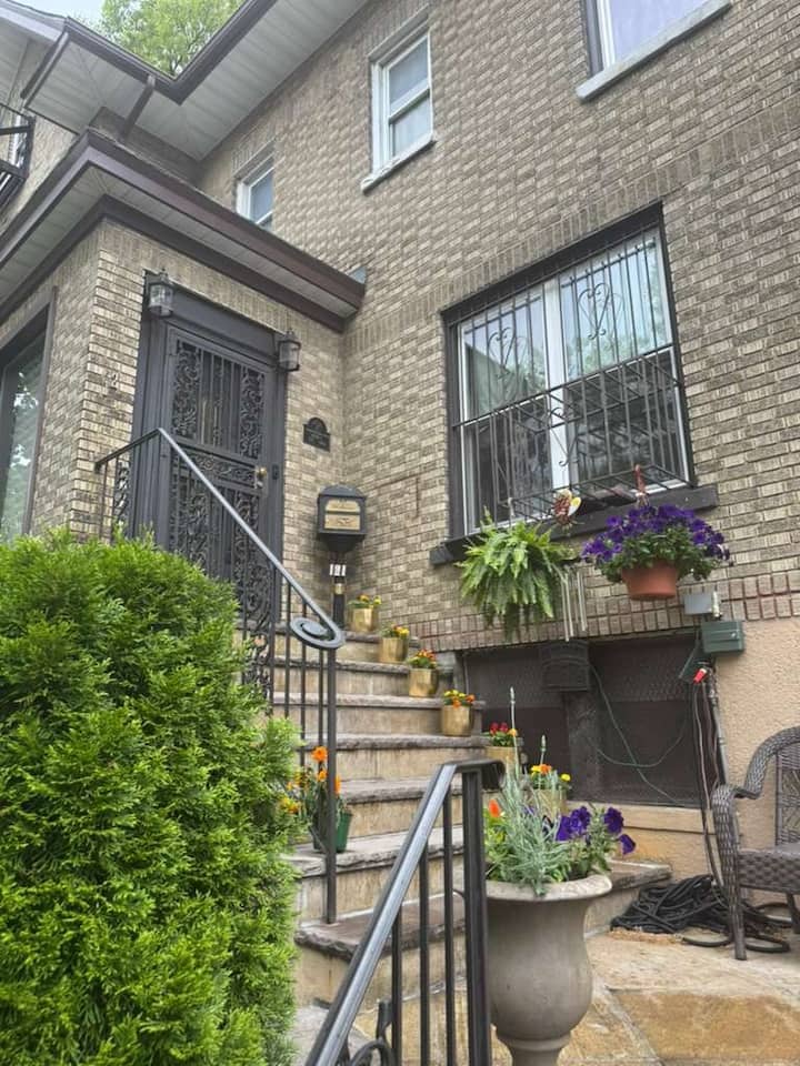 Luxury 5br Nyc Home W/ Parking & Backyard, Gated - The Bronx, NY