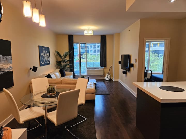 2 Bedroom Condo - Parking / Pool / Hot Tub / Sauna - Dorval