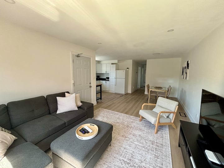 Newly Renovated Retreat W Private Backyard - Kingston