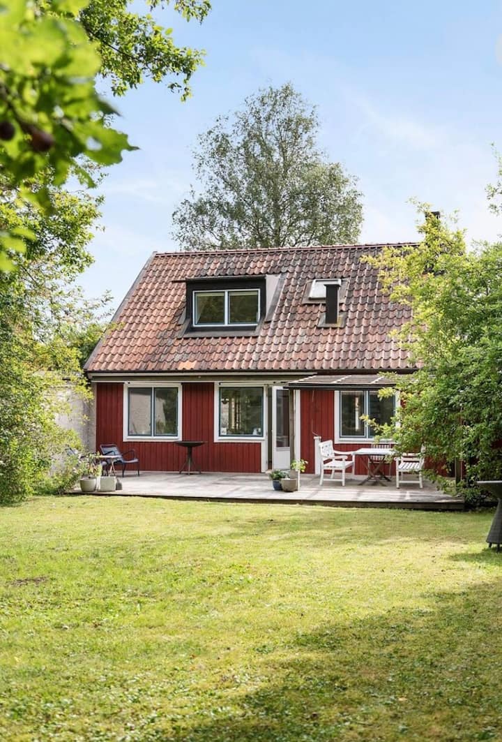 Fantastiskt Hus, Nära Skog, Lek Och Kommunikation - Sollentuna