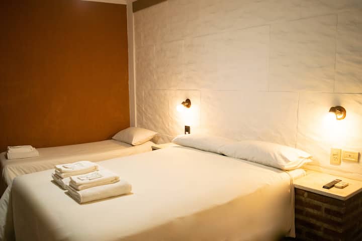 Hotel Del Monumento: Habitacion Triple Matrimonial - Salta