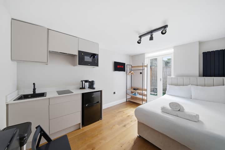 #11 Kensington Patio Studio Near Metro - London