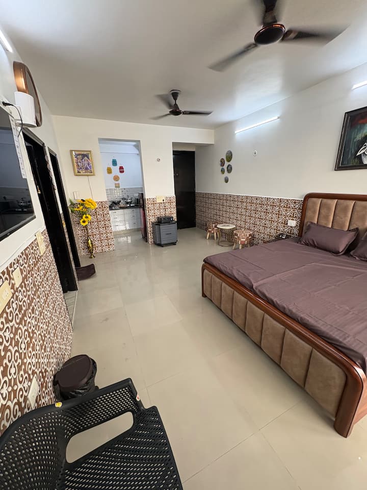 Peaceful Flat Near Prem Mandir/park & Balcony View - Vrindavan