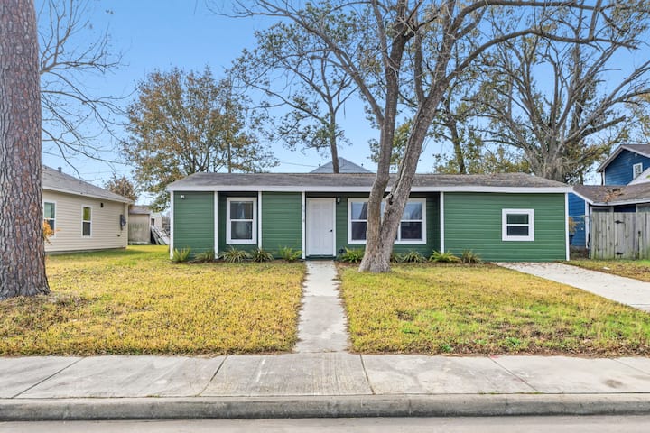 The Houston Hideaway | 3br Near Hobby - Houston, TX