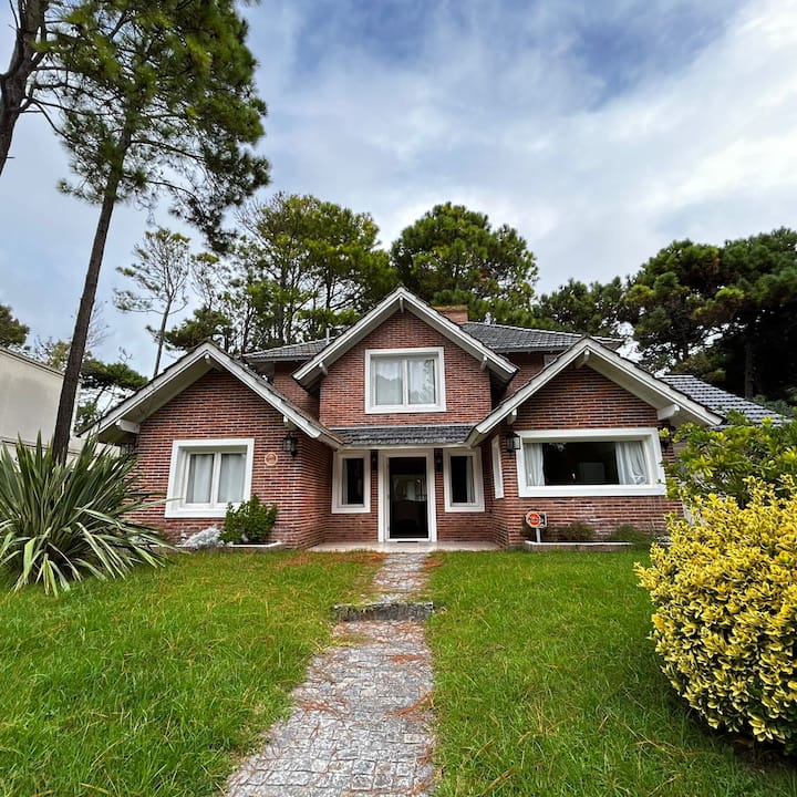 En La Emblemática Calle Av. Olimpos De Pinamar - Pinamar
