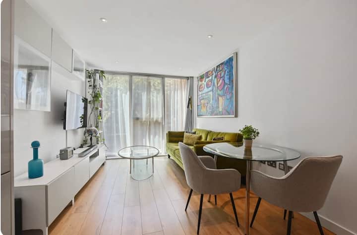 Modern Flat - Excellent Location - 1 Min From Tube - London