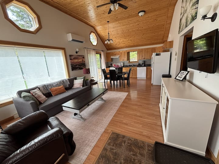 Cottage In Falls Lake With Hot Tub/partridge Perch - Nova Scotia