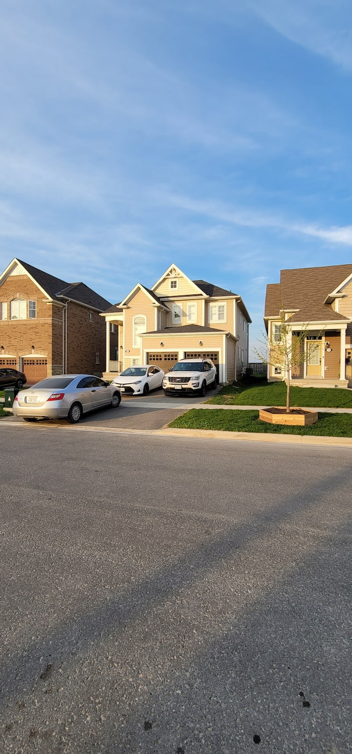 Elegant 4 Bedroom Home W/ Basement - Shelburne