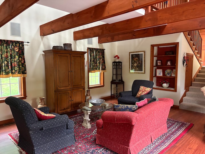 Cozy Carriage House - Norwood, MA