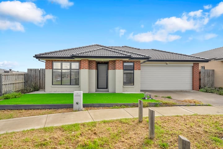Modern Family Home | Wallan, Near Melbourne - Beveridge