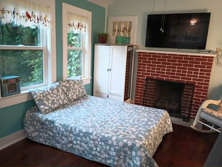Charming Tiny House Near Downtown Lexington - Lexington, VA