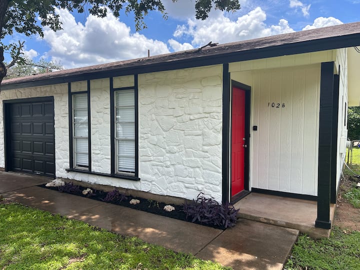 Cozy 2 Bedroom W/ Backyard, Garage, Washer & Dryer - Cedar Park, TX