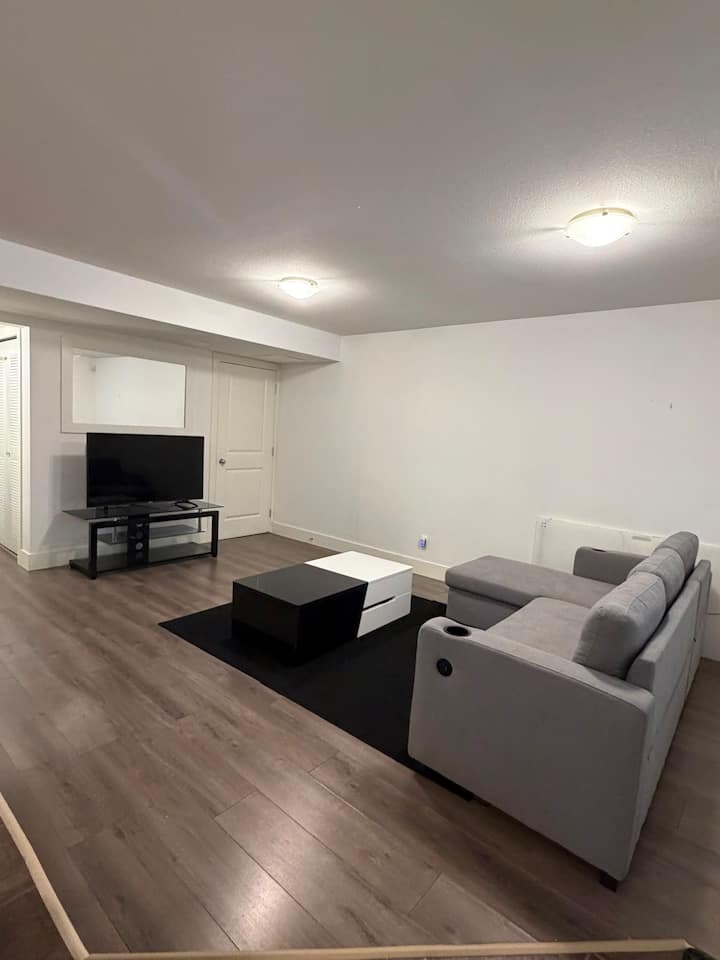 Dm Glow Suite | Modern 2br/1ba Getaway In Clayton - Surrey