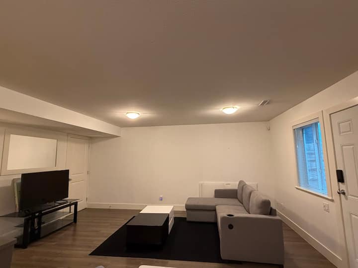 Dm Glow Suite | Modern 2br/1ba Getaway In Clayton - Langley