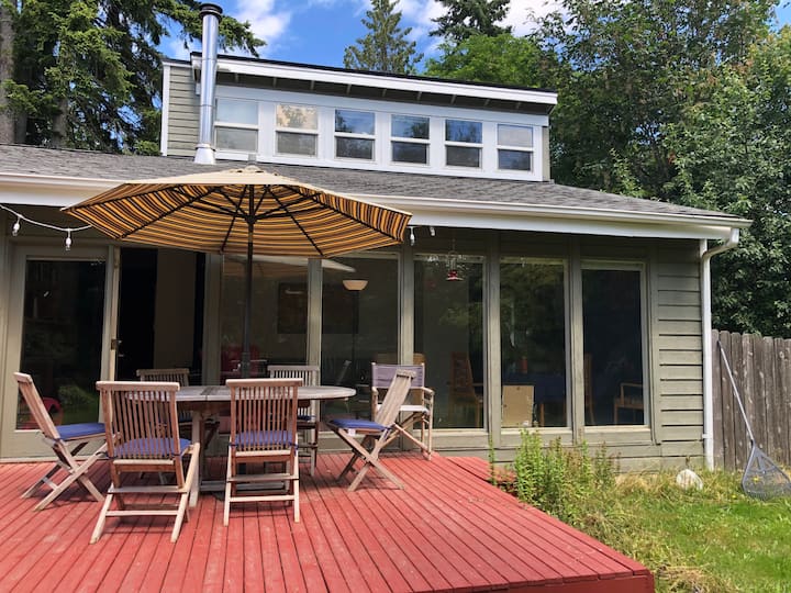 Comfortable House With Yoga Studio And Yard - Poulsbo, WA