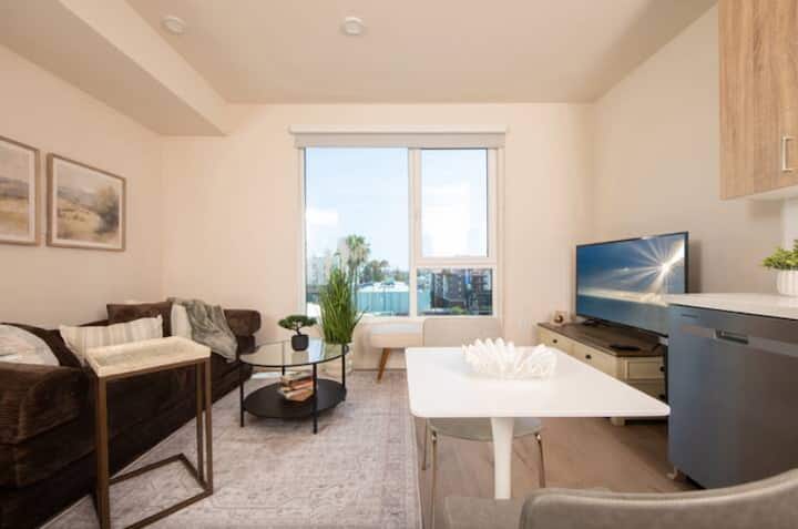 Hollywood Prime Location Apartment | Free Parking - Hollywood, CA