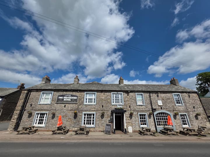 The Greyhound - Howtown
