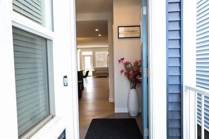 Stylish And Spacious New Build Home In Calgary - Calgary