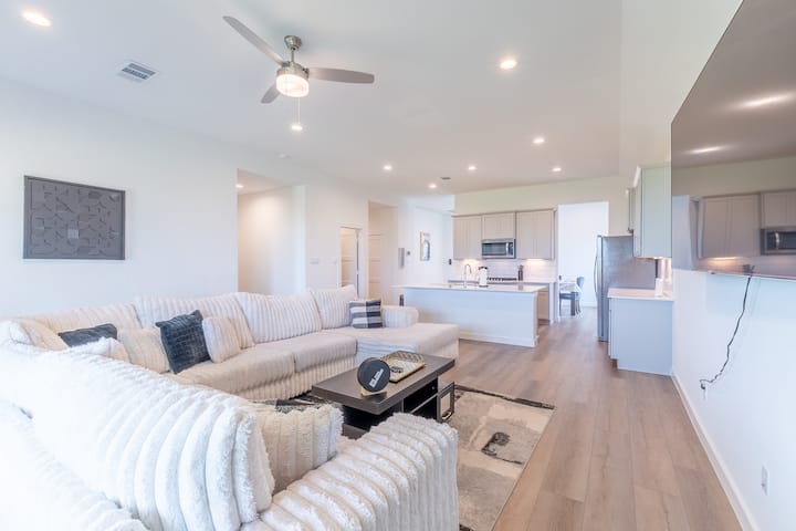 Dayton Lagoon Retreat | 2 King Suites - Dayton, TX