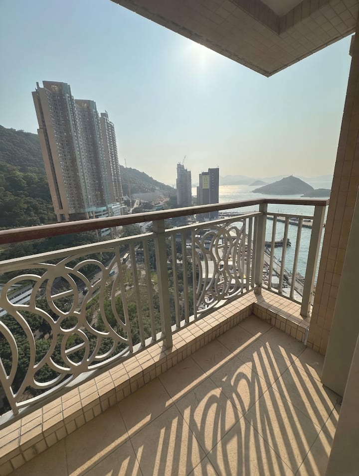Rare Find: Sea View Flat With Balcony In Hk Island - Hong Kong
