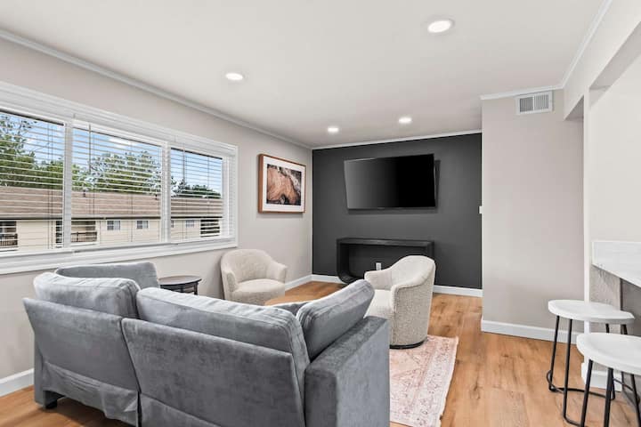 Newly Renovated Unit In Central Spfld! #302 - Springfield, IL