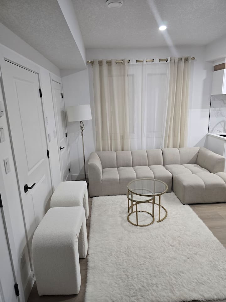 Golden Oasis - A Gorgeous 2 Bedroom Suite! - Beaumont