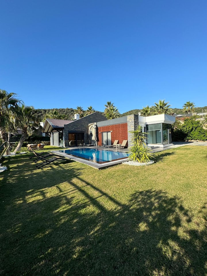 Yalıkavakta 4 Odalı Deniz Manzaralı Villa - Turgutreis