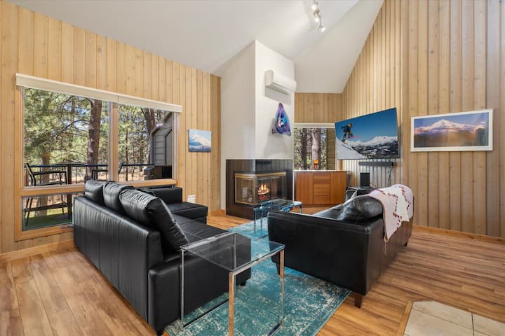 New! Cozy Bend Escape | Hot Tub | Forest Views - Bend, OR