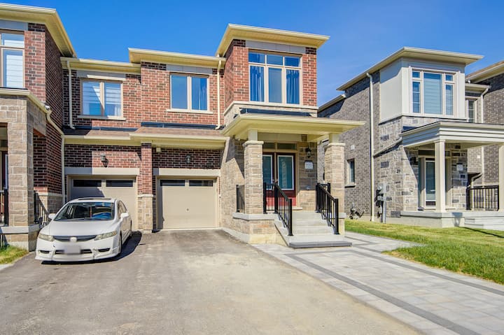 Pickering 4br Townhouse/near 401&407 & Town Centre - Pickering
