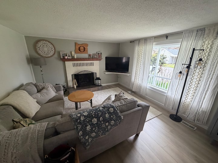 Charming 3br Retreat In Quiet North Eugene - Eugene, OR