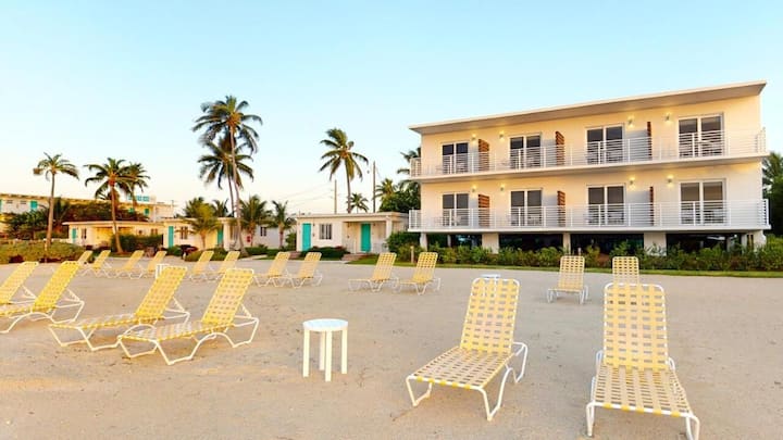 Seaside Villas W/ Ocean Views & Front Porch! Pool - Islamorada, FL