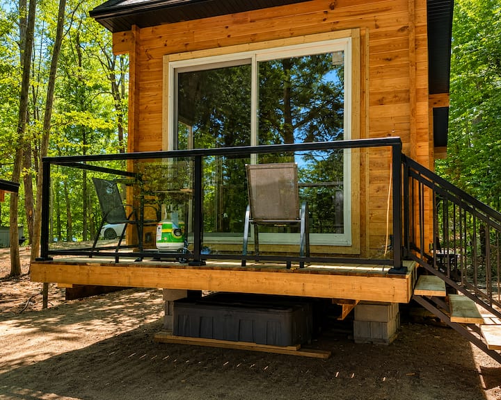 Comfortable Wooden Trailer Cabin (10.7) - Parry Sound