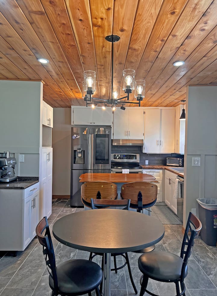 Upstairs Retreat·hot Tub·sauna·game Room·wifi - Omaha, NE