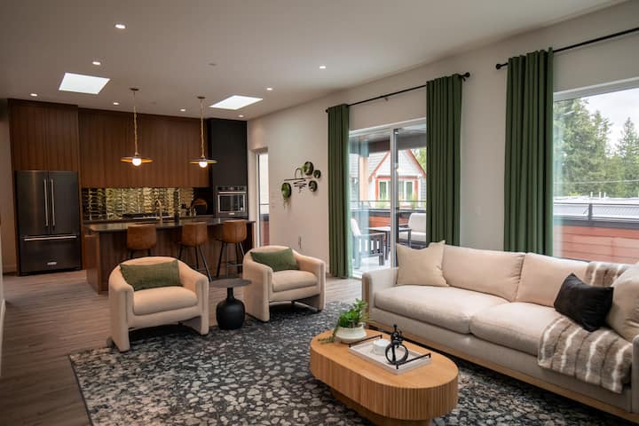 Beach Town Penthouse | Private Patio | Suite 301 - Vancouver Island