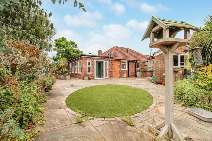 Cozy Detached Bungalow With Sunny Garden - Southampton, UK
