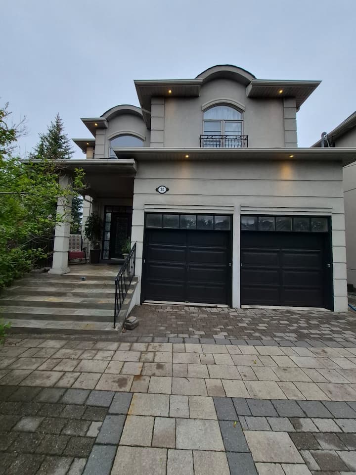 Executive Luxury 3-bedroom, 2.5-bathroom Home - Toronto