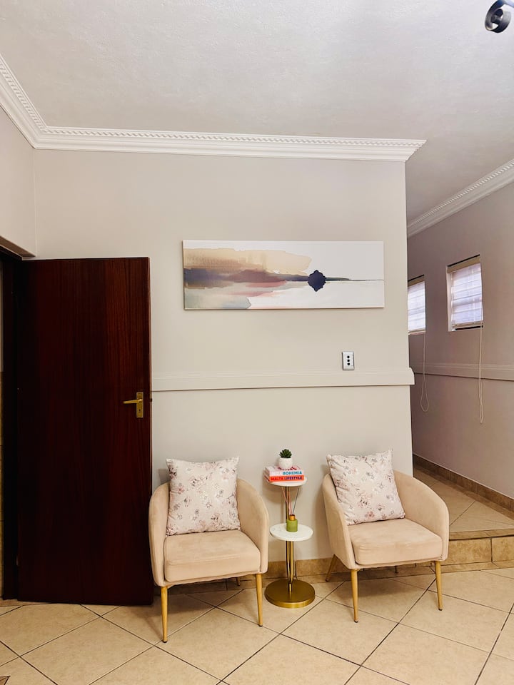 Brytelight Luxe Hideaway-relaxing Poolside Stay - Tlhabane