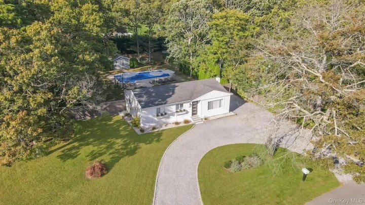 Hampton Bays Poolside Family Escape - Hampton Bays, NY