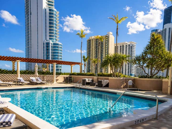 Escapada De Lujo Cerca De La Playa - Sunny Isles Beach, FL