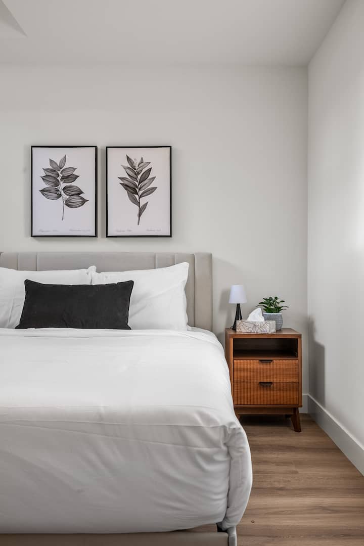The Canopy - Inner City, Near 17th Ave & Ctrain! - Calgary