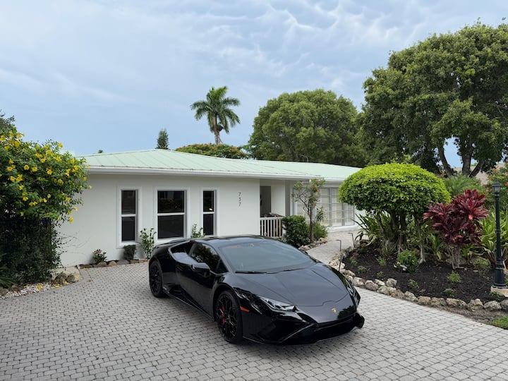 Renovated Moorings Retreat | Heated Pool | Beach - Naples, FL