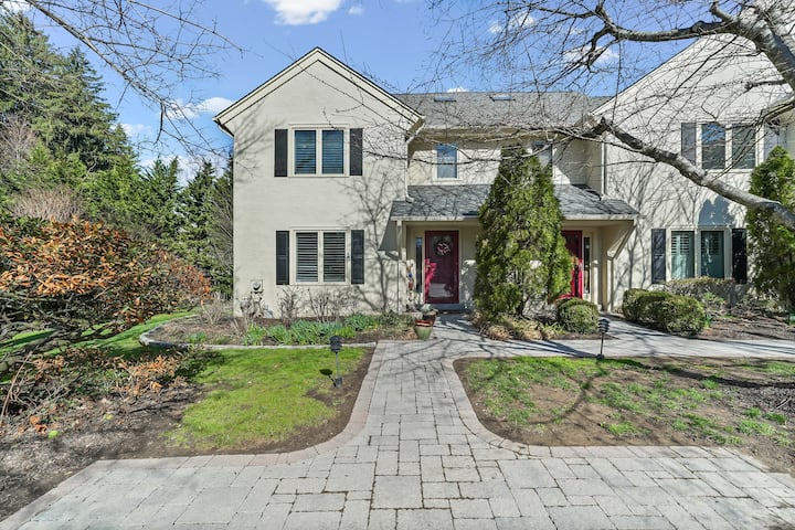 Tranquil Bryn Mawr Townhome Close To Pa Main Line - Bryn Mawr, PA