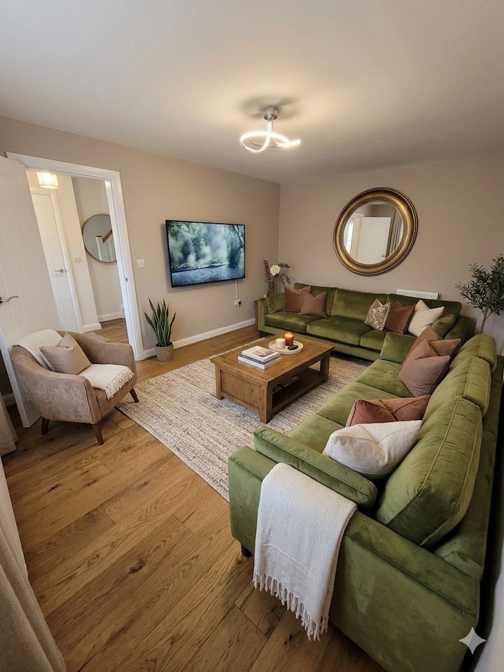 5 Br | 2.5 Baths | Ev Charger | Cv22 | Contractors - Lutterworth