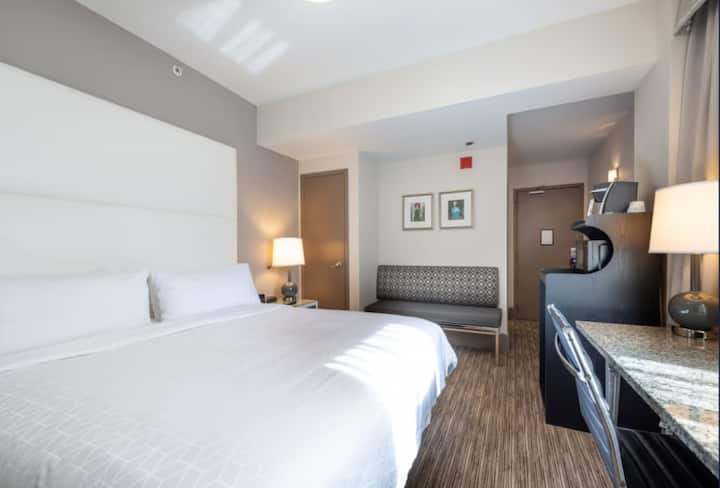 Queen Bed | Breakfast Included. No Cleaning Fee* - Chicago, IL