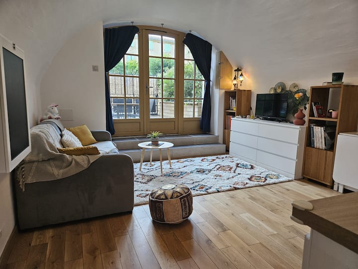 Studio Indépendant + Grande Cour -Village Médiéval - Miramas