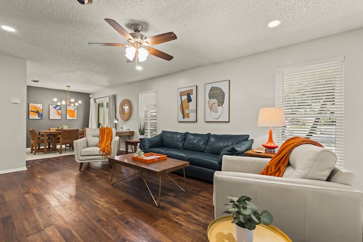 Fabulous Mcm Ideal Location-30 Day Min - Fort Worth, TX