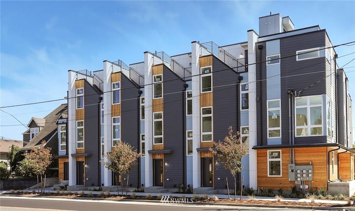 Modern Rooftop Stay By Restaurants & Shops W/ A/c - Seattle, WA