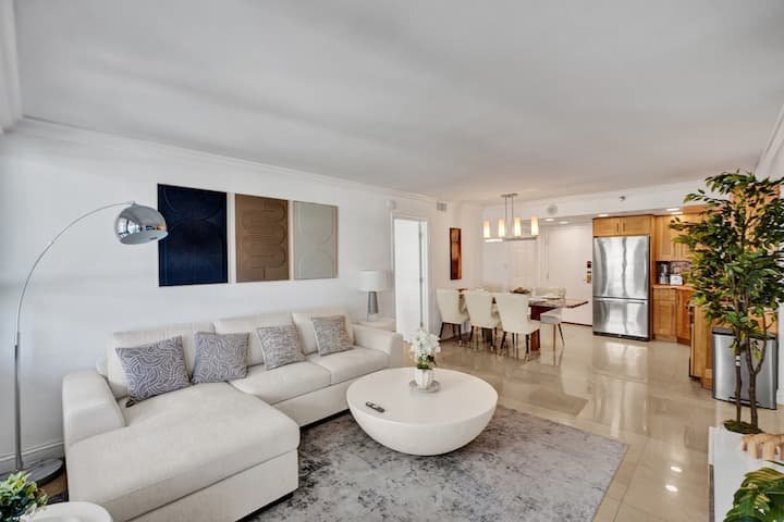 Beach Condo With Resort, Pools, Fitness Center 916 - Miami Beach, FL