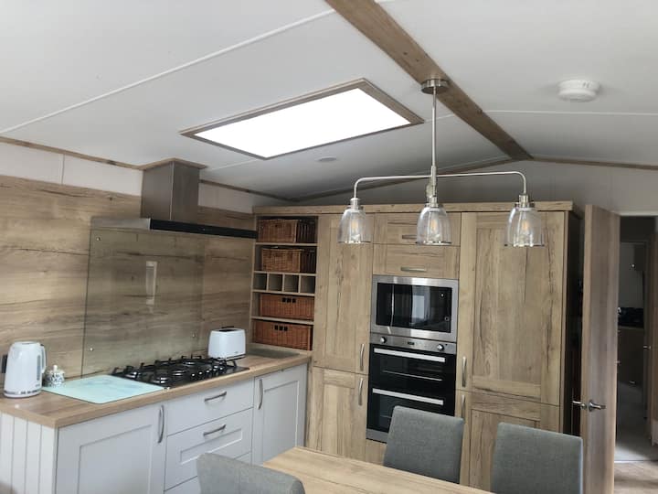 Swan Lake View-holiday Park Cotswolds-south Cerney - South Cerney