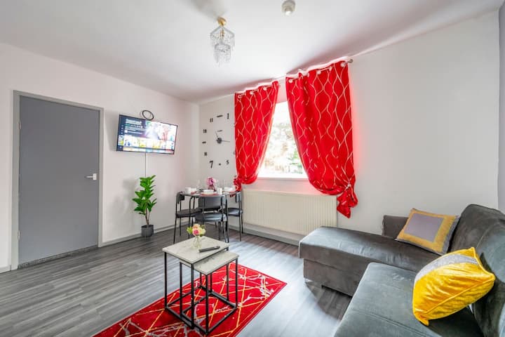 Stylish Home With Garden And Parking - Leeds